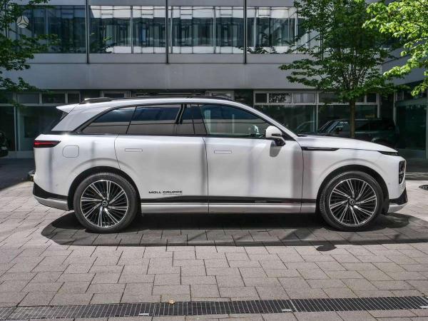 White Xpeng G9 2025 in Vilnius, with an engine capacity of 0.00 L and mileage of 20 thousand km for 60960 €, photo 4 on AUTOMOTO.COM.LV