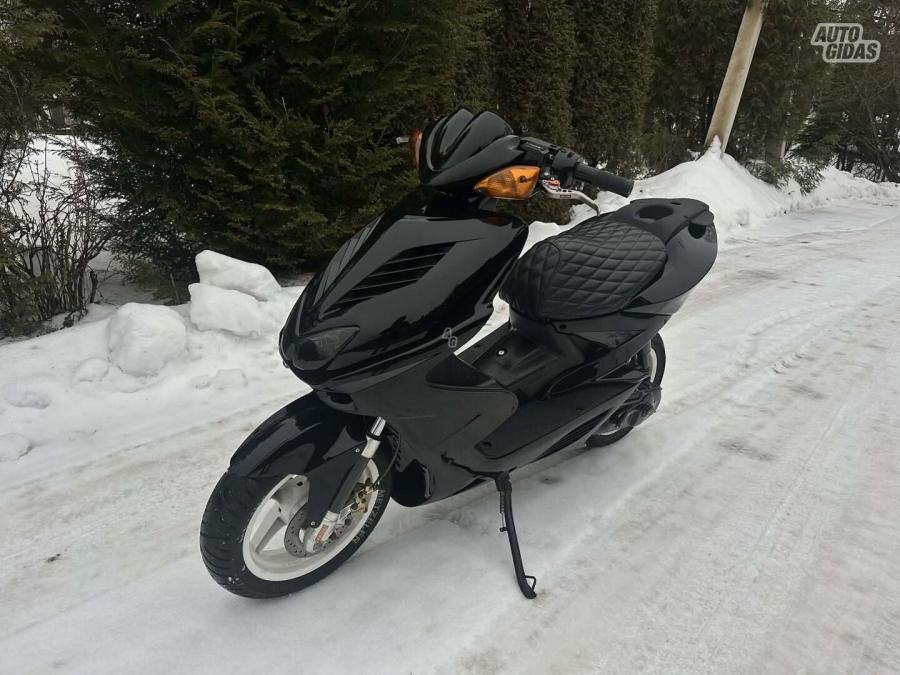 Melns Yamaha Aerox 2003 Ukmergė, ar dzinēja tilpumu 0.05 L un nobraukumu 20 tūkst. km par 1800 €, foto 1 vietnē AUTOMOTO.COM.LV