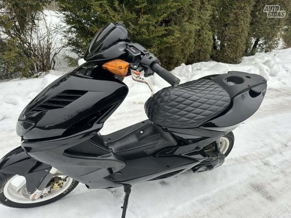 Black Yamaha Aerox 2003 in Ukmerge, with an engine capacity of 0.05 L and mileage of 20 thousand km for 1899 €, photo 2 on AUTOMOTO.COM.LV
