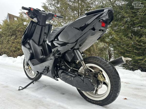 Black Yamaha Aerox 2003 in Ukmerge, with an engine capacity of 0.05 L and mileage of 20 thousand km for 1899 €, photo 3 on AUTOMOTO.COM.LV