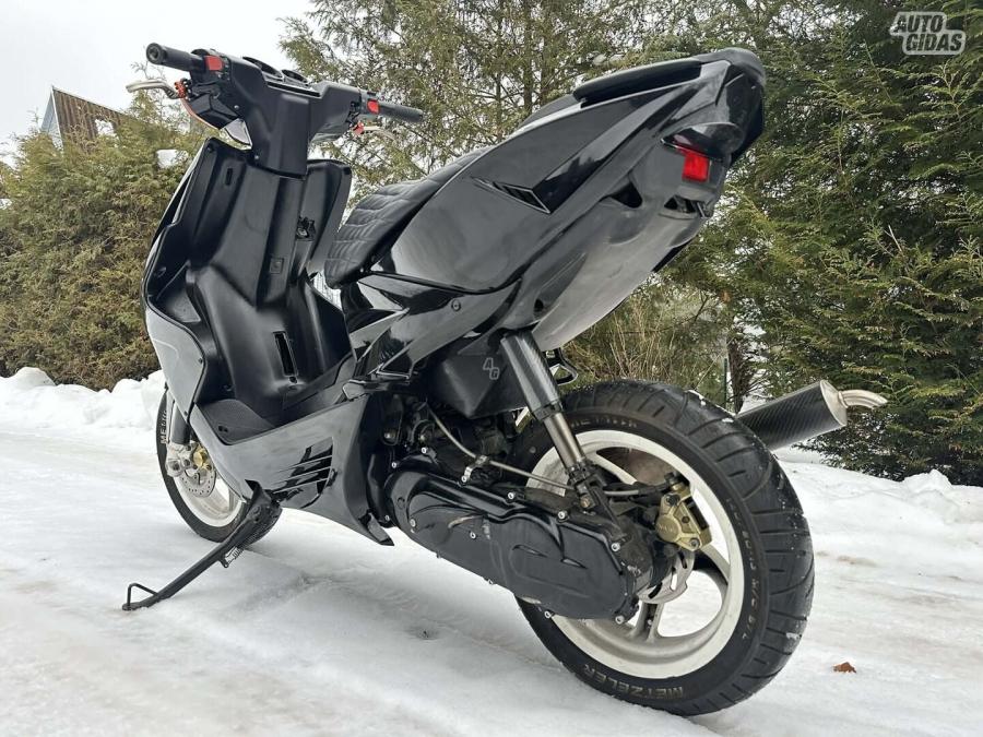 Melns Yamaha Aerox 2003 Ukmergė, ar dzinēja tilpumu 0.05 L un nobraukumu 20 tūkst. km par 1800 €, foto 3 vietnē AUTOMOTO.COM.LV