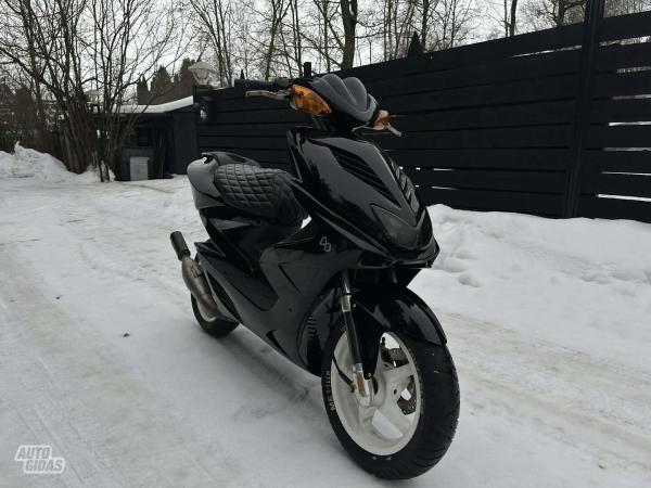 Black Yamaha Aerox 2003 in Ukmerge, with an engine capacity of 0.05 L and mileage of 20 thousand km for 1899 €, photo 5 on AUTOMOTO.COM.LV