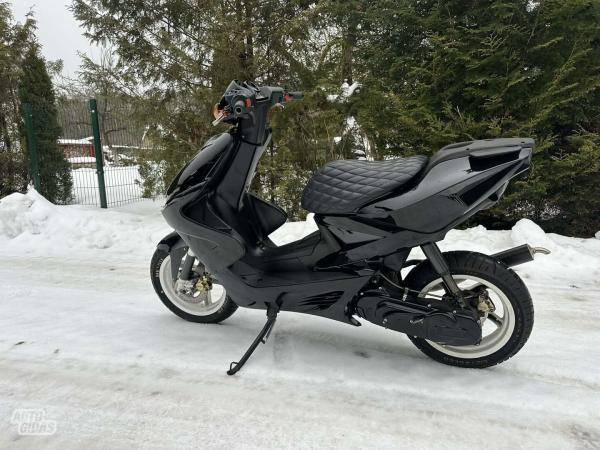 Black Yamaha Aerox 2003 in Ukmerge, with an engine capacity of 0.05 L and mileage of 20 thousand km for 1899 €, photo 6 on AUTOMOTO.COM.LV