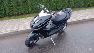 Black Yamaha Aerox 2005 in Vievis, with an engine capacity of 49.00 L and mileage of 1 thousand km for 870 €, photo 2 on AUTOMOTO.COM.LV