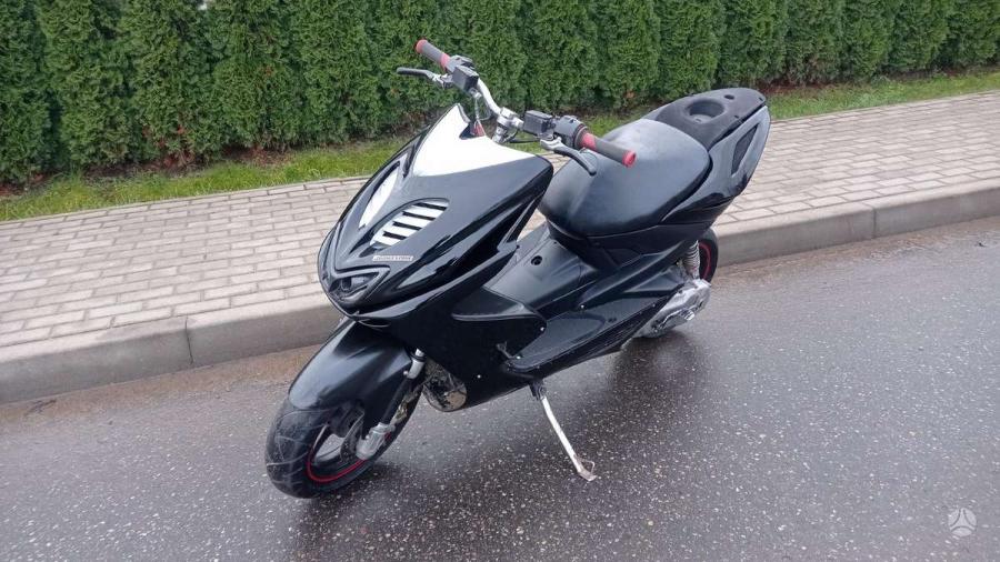 Black Yamaha Aerox 2005 in Vievis, with an engine capacity of 49.00 L and mileage of 1 thousand km for 870 €, photo 2 on AUTOMOTO.COM.LV