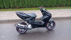 Black Yamaha Aerox 2005 in Vievis, with an engine capacity of 49.00 L and mileage of 1 thousand km for 870 €, photo 3 on AUTOMOTO.COM.LV