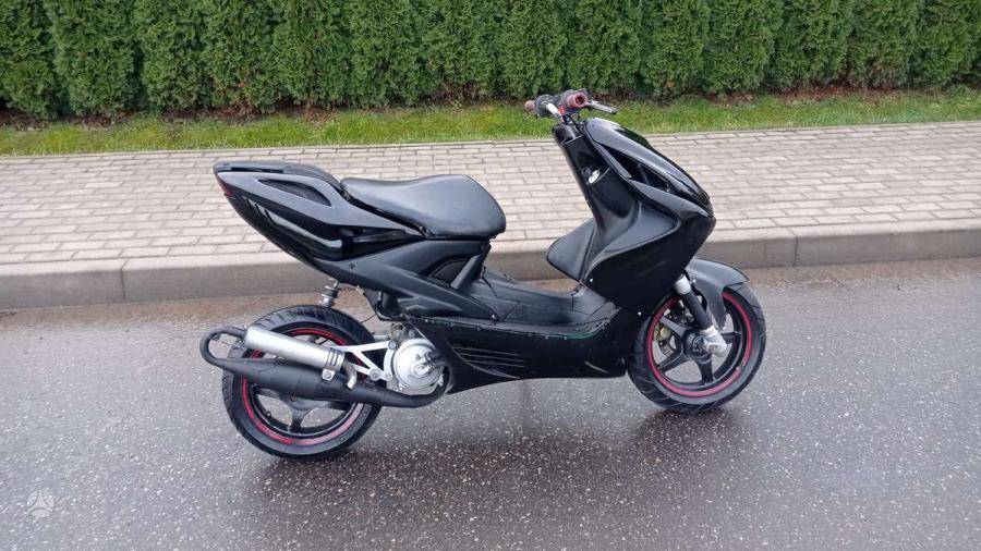 Black Yamaha Aerox 2005 in Vievis, with an engine capacity of 49.00 L and mileage of 1 thousand km for 870 €, photo 3 on AUTOMOTO.COM.LV