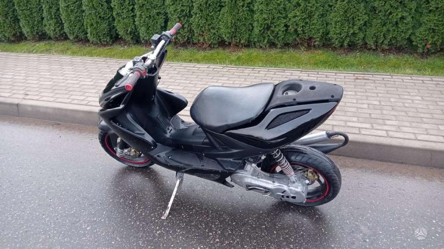 Black Yamaha Aerox 2005 in Vievis, with an engine capacity of 49.00 L and mileage of 1 thousand km for 870 €, photo 4 on AUTOMOTO.COM.LV