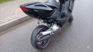 Black Yamaha Aerox 2005 in Vievis, with an engine capacity of 49.00 L and mileage of 1 thousand km for 870 €, photo 5 on AUTOMOTO.COM.LV