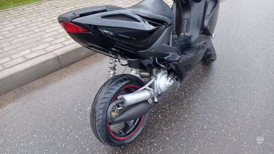 Black Yamaha Aerox 2005 in Vievis, with an engine capacity of 49.00 L and mileage of 1 thousand km for 870 €, photo 5 on AUTOMOTO.COM.LV