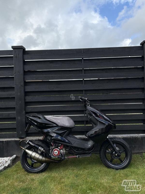 Black Yamaha Aerox 2005 in Silale, with an engine capacity of 0.05 L and mileage of 16 thousand km for 2100 €, photo 8 on AUTOMOTO.COM.LV