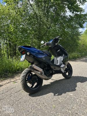 Black Yamaha Aerox 2005 in Anyksciai, with an engine capacity of 0.05 L and mileage of 19 thousand km for 1200 €, photo 3 on AUTOMOTO.COM.LV