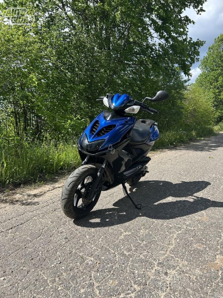 Black Yamaha Aerox 2005 in Anyksciai, with an engine capacity of 0.05 L and mileage of 19 thousand km for 1200 €, photo 4 on AUTOMOTO.COM.LV