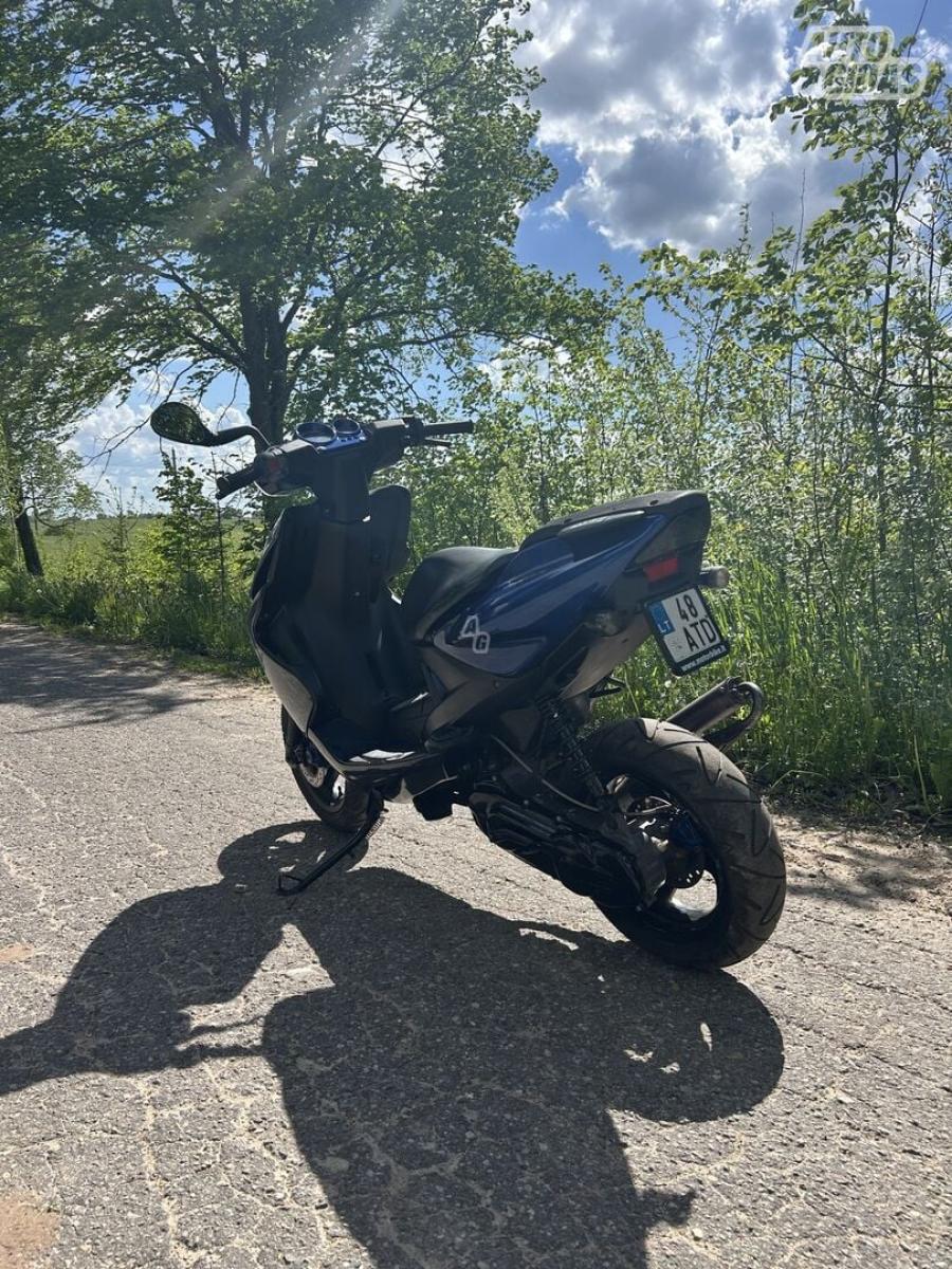 Black Yamaha Aerox 2005 in Anyksciai, with an engine capacity of 0.05 L and mileage of 19 thousand km for 1200 €, photo 5 on AUTOMOTO.COM.LV