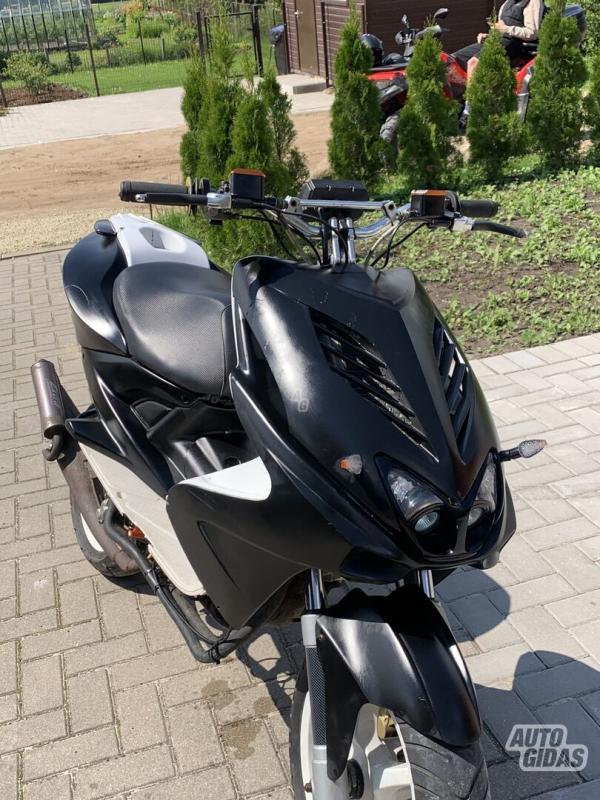 Черный Ямаха Aerox 2005 в Плунге, объемом двигателя 0.05 л и пробегом 0 тыс. км за 1250 €, фото 2 на AUTOMOTO.COM.LV