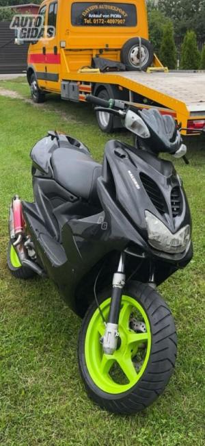 Melns Yamaha Aerox 2008 Raseiniai, ar dzinēja tilpumu 0.05 L un nobraukumu 20 tūkst. km par 1300 €, foto  vietnē AUTOMOTO.COM.LV