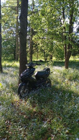 Melns Yamaha Aerox 2008 Šauļi, ar dzinēja tilpumu 50.00 L un nobraukumu 21 tūkst. km par 1200 €, foto  vietnē AUTOMOTO.COM.LV