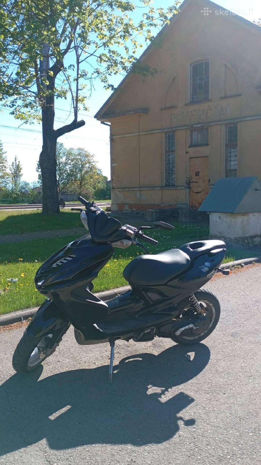 Черный Ямаха Aerox 2008 в Шяуляй, объемом двигателя 50.00 л и пробегом 21 тыс. км за 1200 €, фото 5 на AUTOMOTO.COM.LV