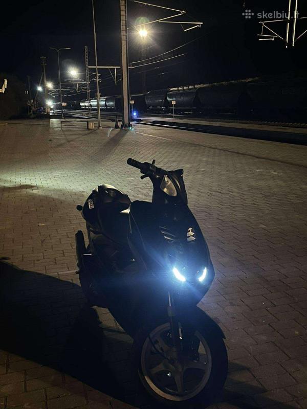 Ямаха Aerox 2008 в Шяуляй на AUTOMOTO.COM.LV Черный Ямаха Aerox 2008 в Шяуляй, объемом двигателя 50.00 л и пробегом 21 тыс. км за 1200 €, фото 6 на AUTOMOTO.COM.LV