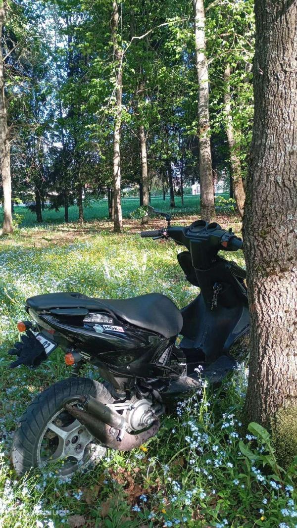 Ямаха Aerox 2008 в Шяуляй на AUTOMOTO.COM.LV Черный Ямаха Aerox 2008 в Шяуляй, объемом двигателя 50.00 л и пробегом 21 тыс. км за 1200 €, фото 8 на AUTOMOTO.COM.LV