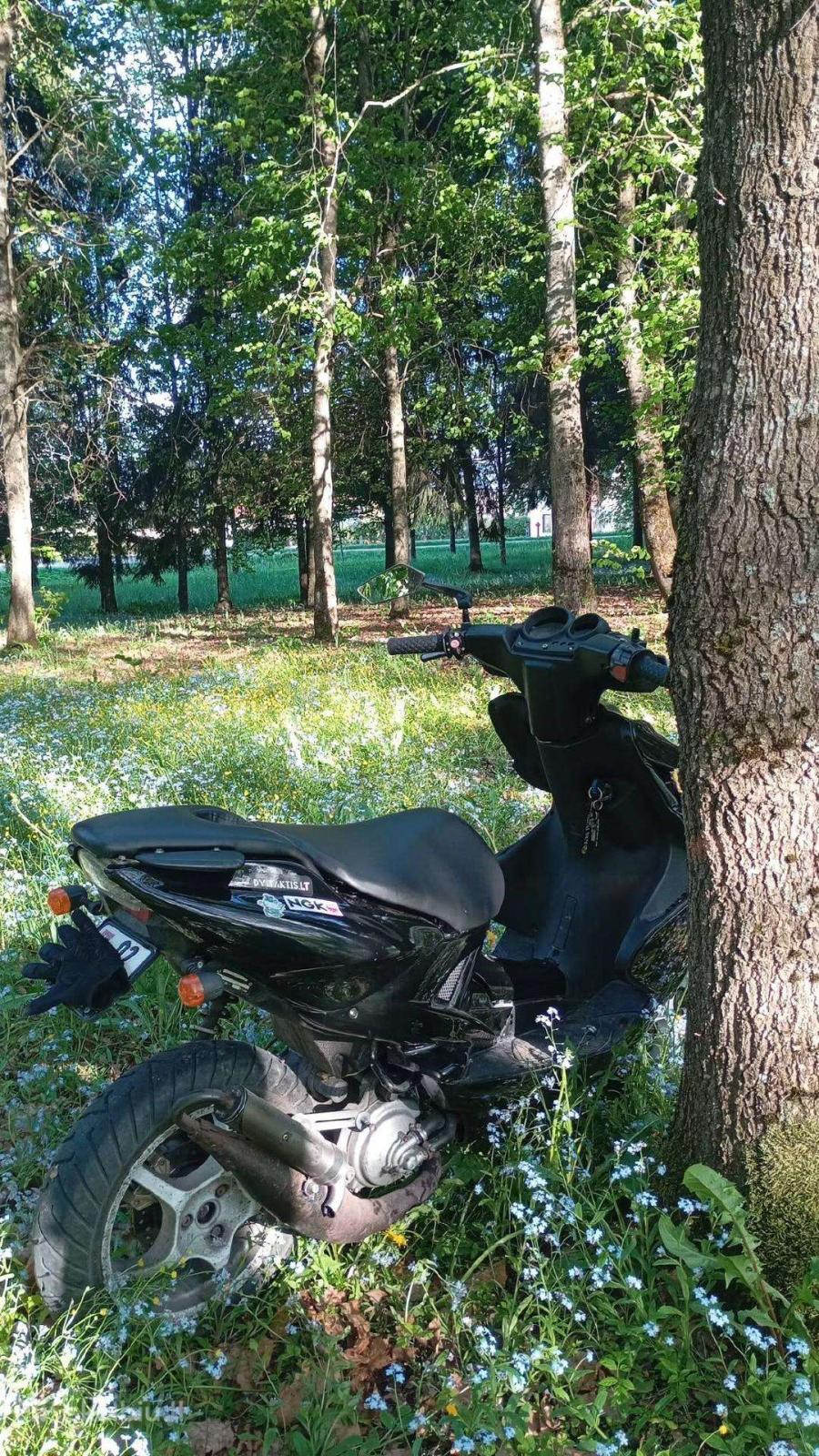 Черный Ямаха Aerox 2008 в Шяуляй, объемом двигателя 50.00 л и пробегом 21 тыс. км за 1200 €, фото 8 на AUTOMOTO.COM.LV