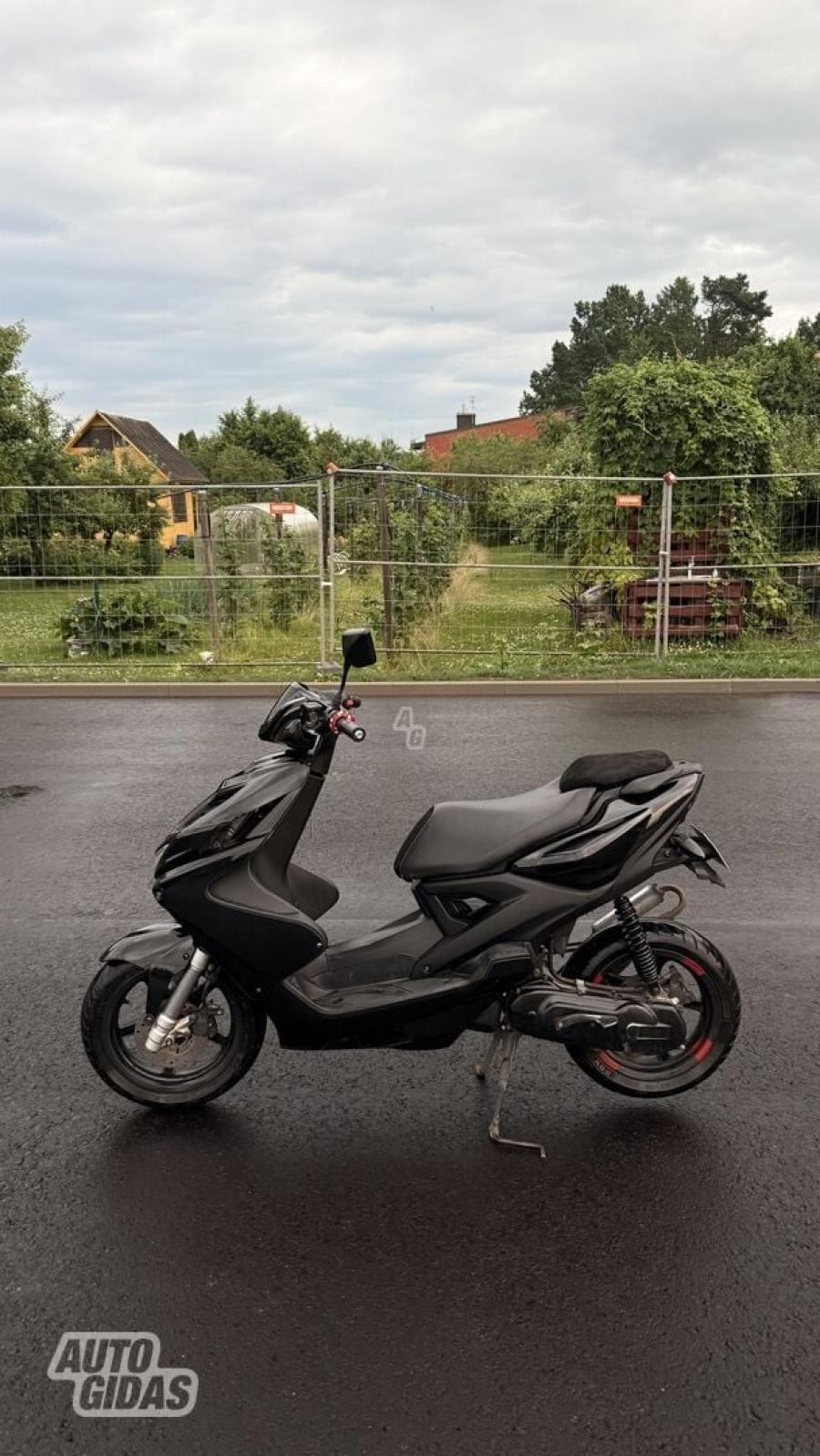 Black Yamaha Aerox 2013 in Kaunas, with an engine capacity of 0.05 L and mileage of 24 thousand km for 1600 €, photo 1 on AUTOMOTO.COM.LV