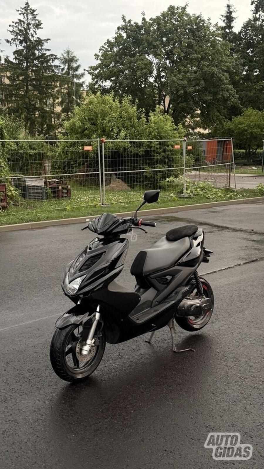 Black Yamaha Aerox 2013 in Kaunas, with an engine capacity of 0.05 L and mileage of 24 thousand km for 1600 €, photo 3 on AUTOMOTO.COM.LV