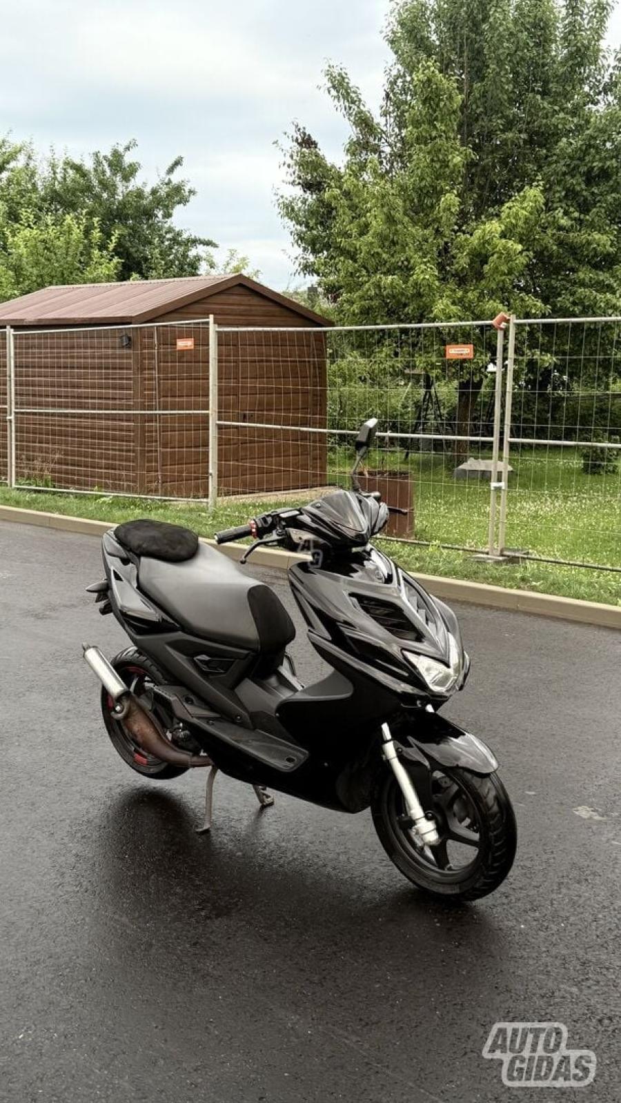 Black Yamaha Aerox 2013 in Kaunas, with an engine capacity of 0.05 L and mileage of 24 thousand km for 1600 €, photo 6 on AUTOMOTO.COM.LV