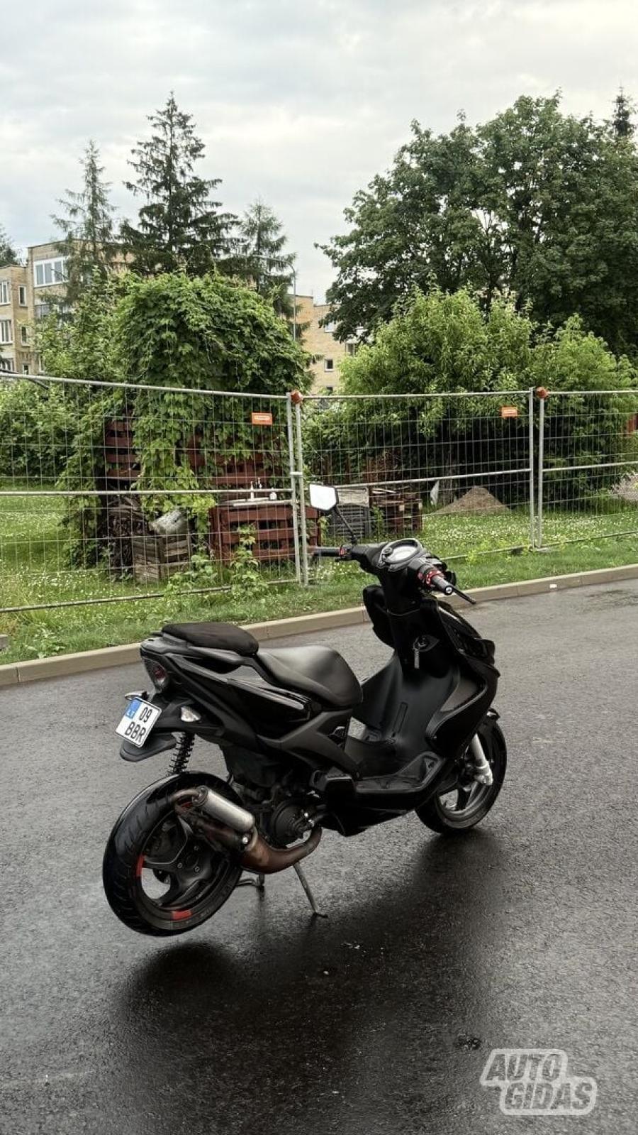 Black Yamaha Aerox 2013 in Kaunas, with an engine capacity of 0.05 L and mileage of 24 thousand km for 1600 €, photo 8 on AUTOMOTO.COM.LV