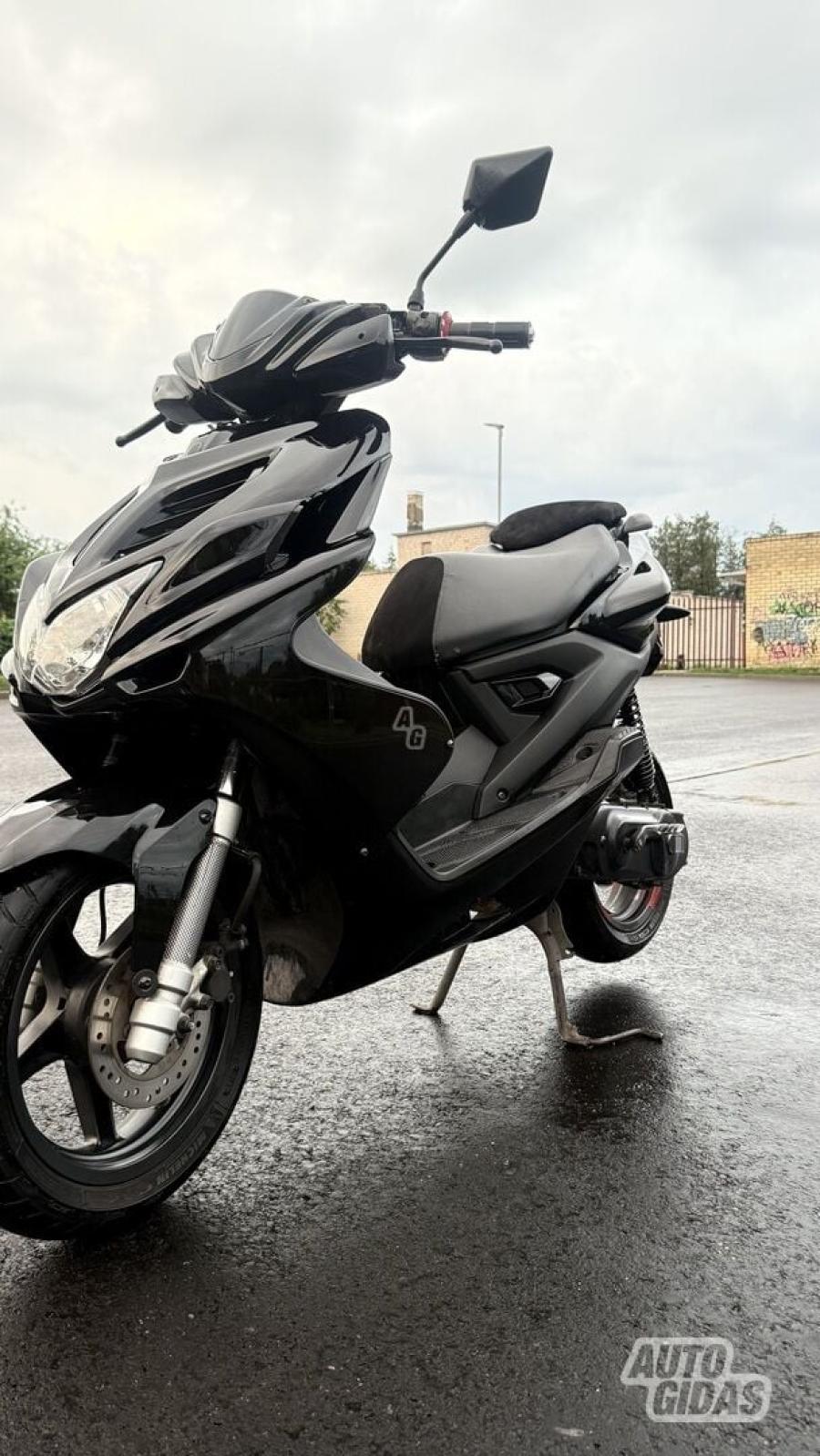 Black Yamaha Aerox 2013 in Kaunas, with an engine capacity of 0.05 L and mileage of 24 thousand km for 1600 €, photo 9 on AUTOMOTO.COM.LV