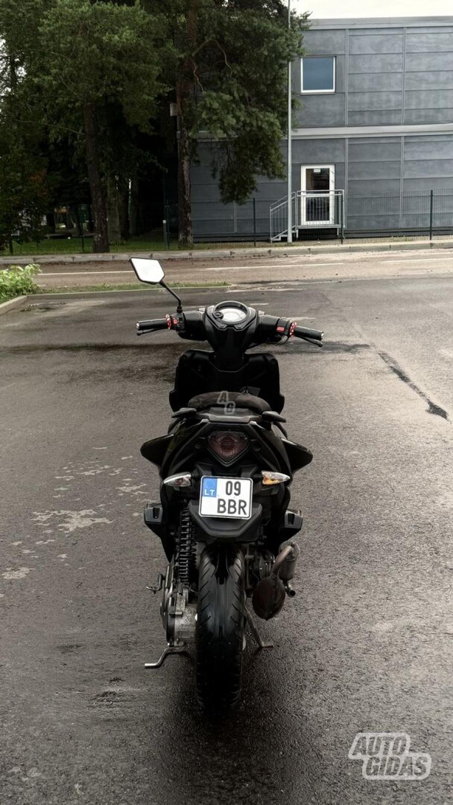 Black Yamaha Aerox 2013 in Kaunas, with an engine capacity of 0.05 L and mileage of 24 thousand km for 1600 €, photo 11 on AUTOMOTO.COM.LV