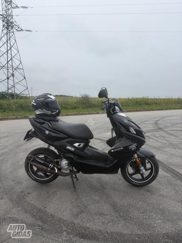 Black Yamaha Aerox 2014 in Klaipeda, with an engine capacity of 0.05 L and mileage of 23 thousand km for 1800 €, photo 2 on AUTOMOTO.COM.LV