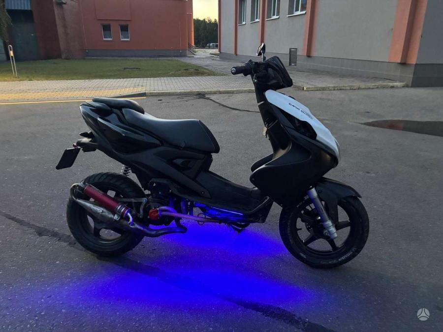 Черный Ямаха Aerox 2015 в Висагинас, объемом двигателя 49.00 л и пробегом 24 тыс. км за 1800 €, фото 6 на AUTOMOTO.COM.LV