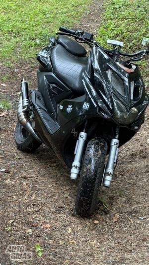 Black Yamaha Aerox 2016 in Kaunas, with an engine capacity of 0.00 L and mileage of 0 thousand km for 1800 €, photo 3 on AUTOMOTO.COM.LV