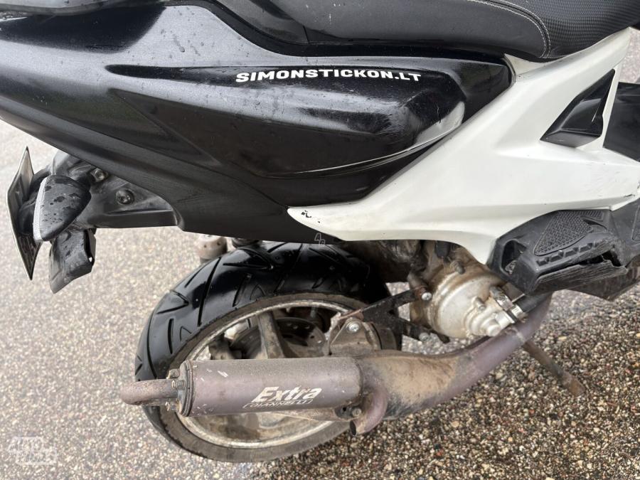 Black Yamaha Aerox 2017 in Moletai, with an engine capacity of 0.00 L and mileage of 22 thousand km for 1400 €, photo 4 on AUTOMOTO.COM.LV