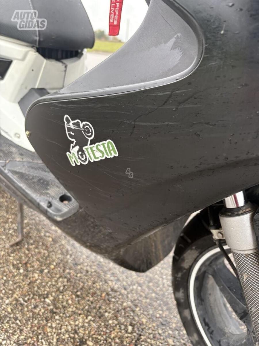 Black Yamaha Aerox 2017 in Moletai, with an engine capacity of 0.00 L and mileage of 22 thousand km for 1400 €, photo 6 on AUTOMOTO.COM.LV