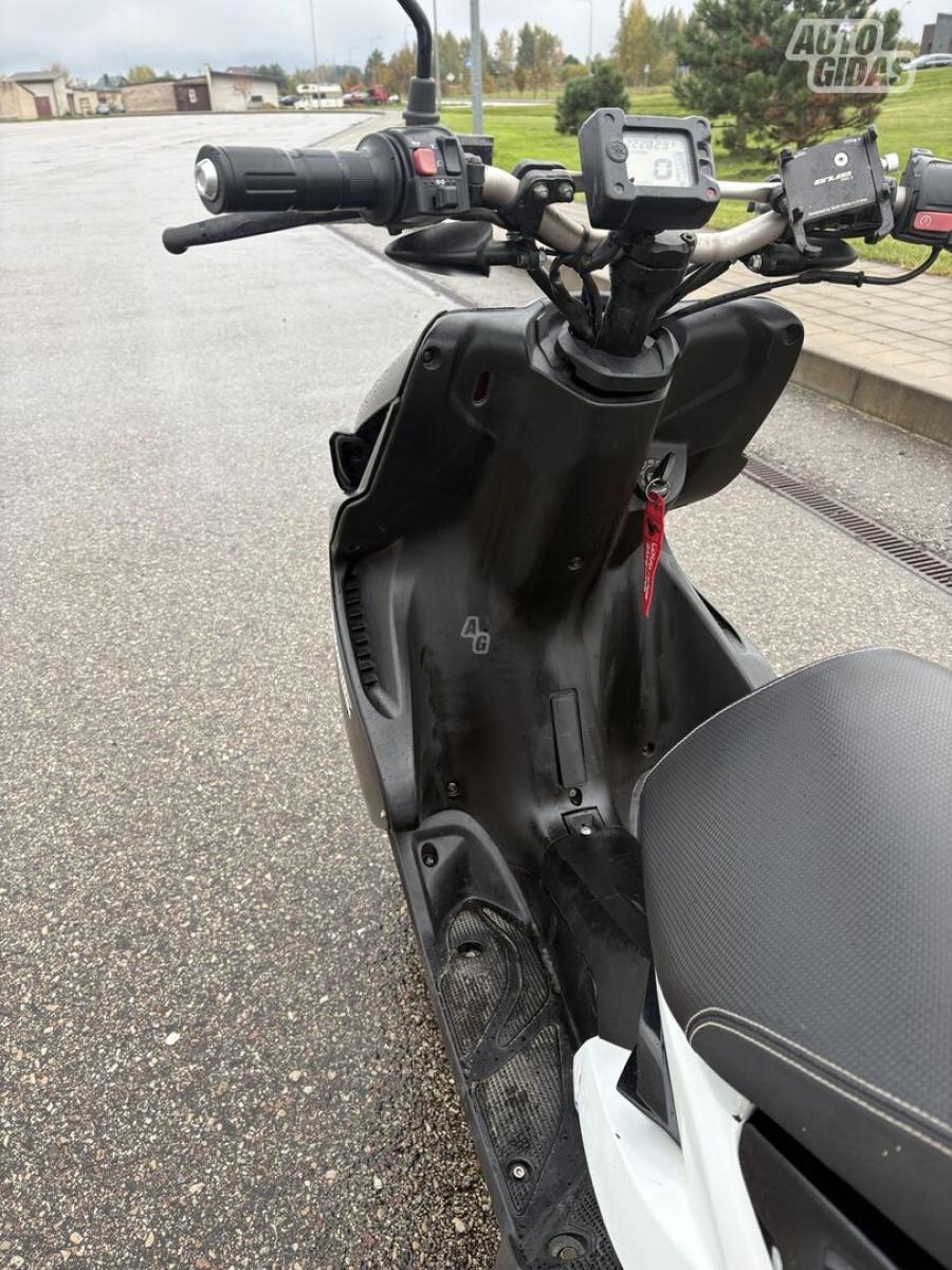 Black Yamaha Aerox 2017 in Moletai, with an engine capacity of 0.00 L and mileage of 22 thousand km for 1400 €, photo 12 on AUTOMOTO.COM.LV