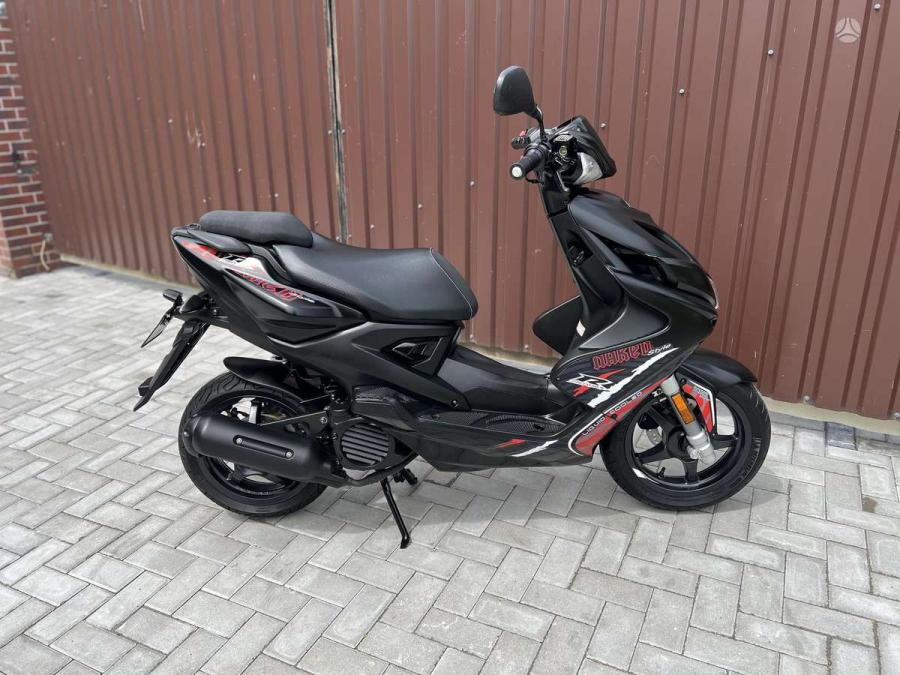 Black Yamaha Aerox 2018 in Kaunas, with an engine capacity of 49.00 L and mileage of 15 thousand km for 1850 €, photo 5 on AUTOMOTO.COM.LV