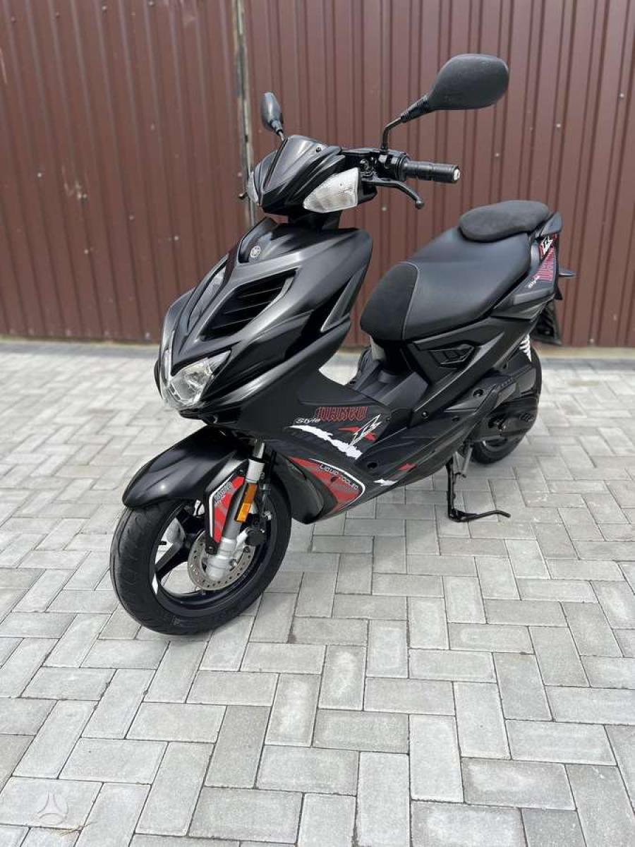 Black Yamaha Aerox 2018 in Kaunas, with an engine capacity of 49.00 L and mileage of 15 thousand km for 1730 €, photo 1 on AUTOMOTO.COM.LV