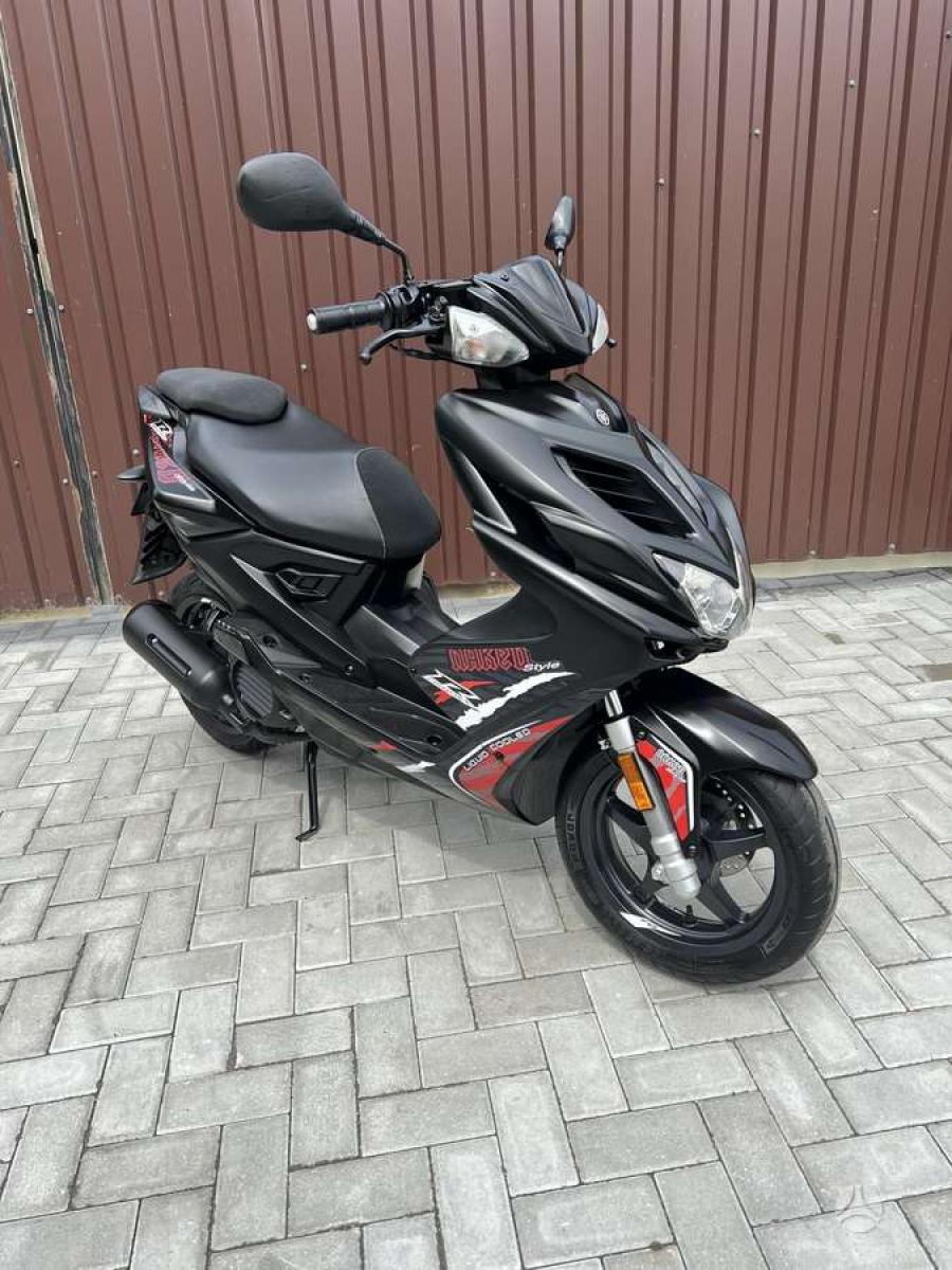 Black Yamaha Aerox 2018 in Kaunas, with an engine capacity of 49.00 L and mileage of 15 thousand km for 1730 €, photo 3 on AUTOMOTO.COM.LV