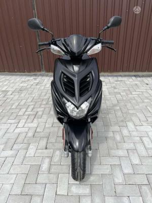 Black Yamaha Aerox 2018 in Kaunas, with an engine capacity of 49.00 L and mileage of 15 thousand km for 1730 €, photo 4 on AUTOMOTO.COM.LV