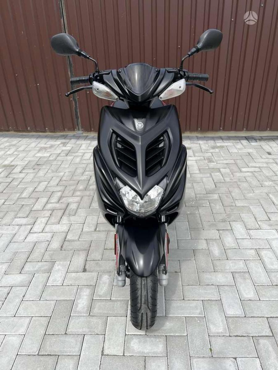 Black Yamaha Aerox 2018 in Kaunas, with an engine capacity of 49.00 L and mileage of 15 thousand km for 1730 €, photo 4 on AUTOMOTO.COM.LV