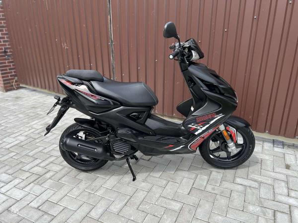 Black Yamaha Aerox 2018 in Kaunas, with an engine capacity of 49.00 L and mileage of 15 thousand km for 1730 €, photo 5 on AUTOMOTO.COM.LV