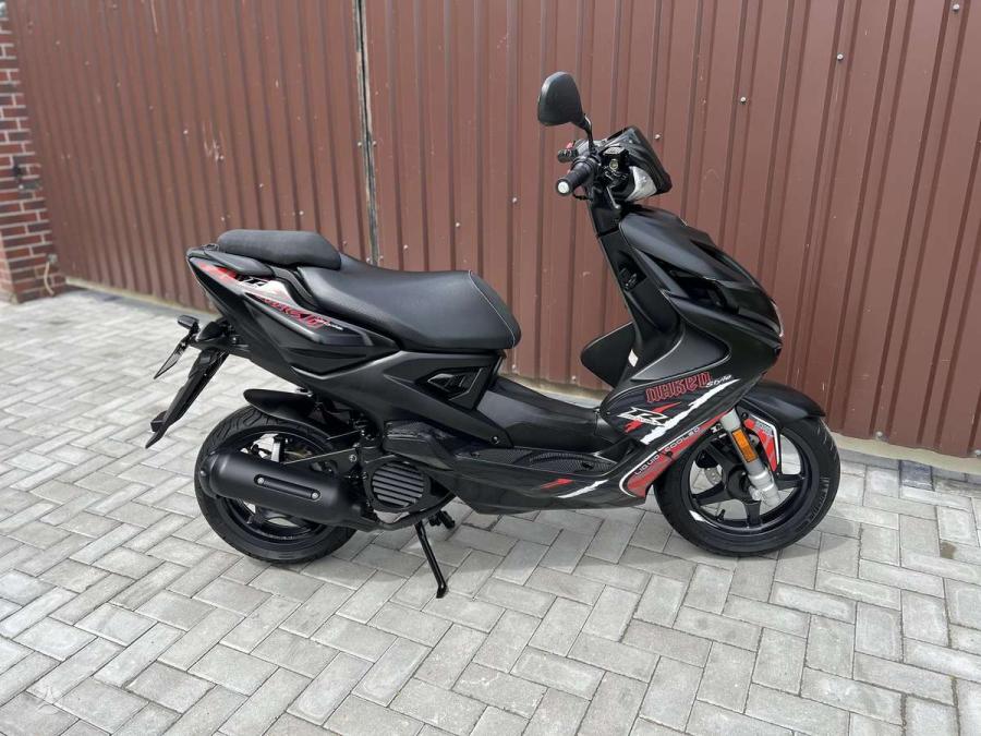 Black Yamaha Aerox 2018 in Kaunas, with an engine capacity of 49.00 L and mileage of 15 thousand km for 1730 €, photo 5 on AUTOMOTO.COM.LV