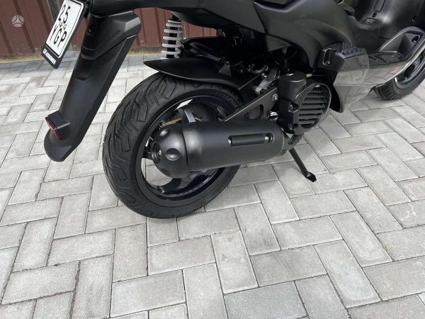 Black Yamaha Aerox 2018 in Kaunas, with an engine capacity of 49.00 L and mileage of 15 thousand km for 1730 €, photo 7 on AUTOMOTO.COM.LV