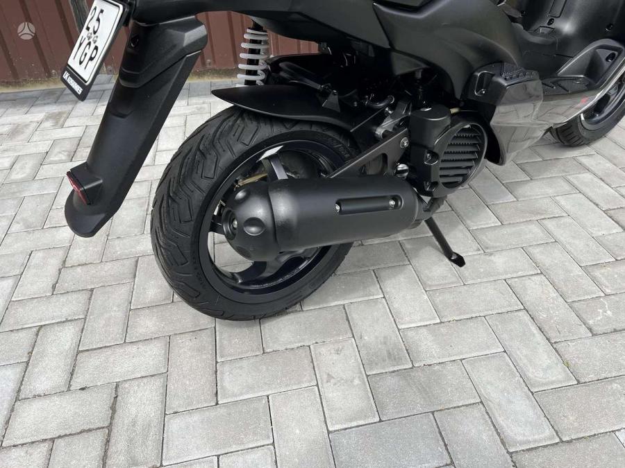 Black Yamaha Aerox 2018 in Kaunas, with an engine capacity of 49.00 L and mileage of 15 thousand km for 1730 €, photo 7 on AUTOMOTO.COM.LV