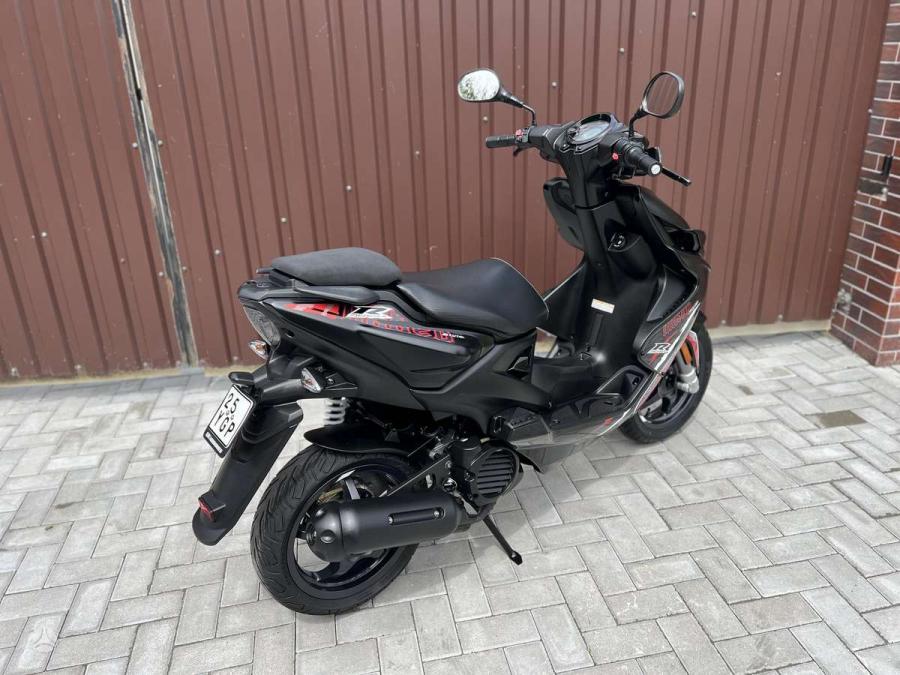 Black Yamaha Aerox 2018 in Kaunas, with an engine capacity of 49.00 L and mileage of 15 thousand km for 1730 €, photo 8 on AUTOMOTO.COM.LV