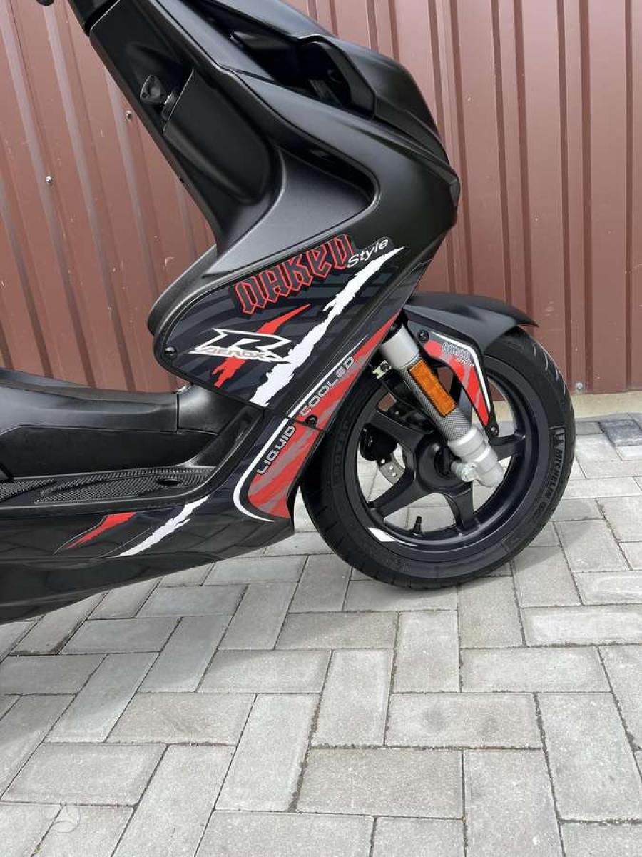 Black Yamaha Aerox 2018 in Kaunas, with an engine capacity of 49.00 L and mileage of 15 thousand km for 1730 €, photo 9 on AUTOMOTO.COM.LV