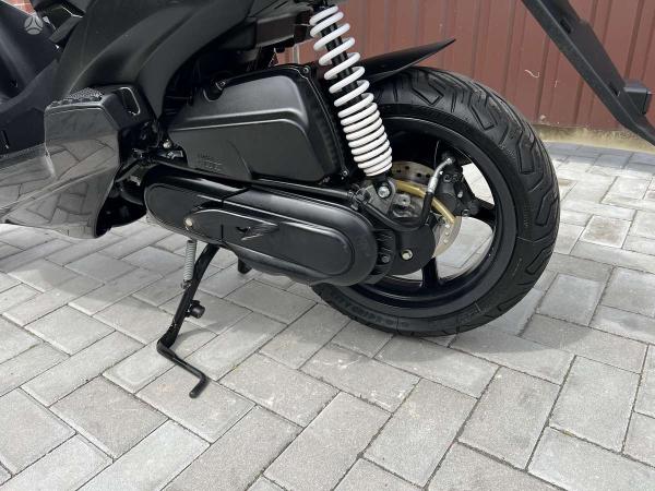 Black Yamaha Aerox 2018 in Kaunas, with an engine capacity of 49.00 L and mileage of 15 thousand km for 1730 €, photo 11 on AUTOMOTO.COM.LV