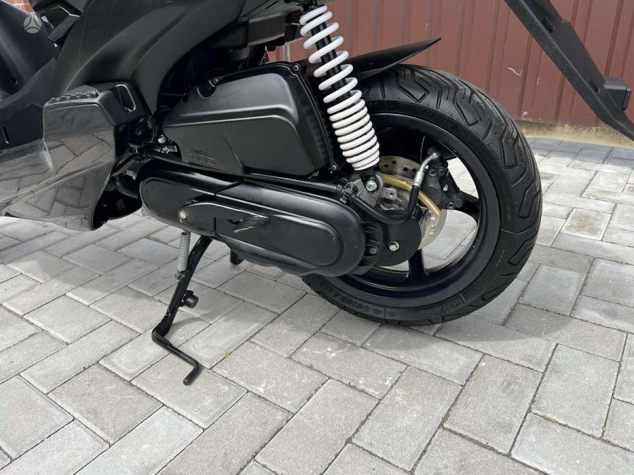 Black Yamaha Aerox 2018 in Kaunas, with an engine capacity of 49.00 L and mileage of 15 thousand km for 1730 €, photo 11 on AUTOMOTO.COM.LV